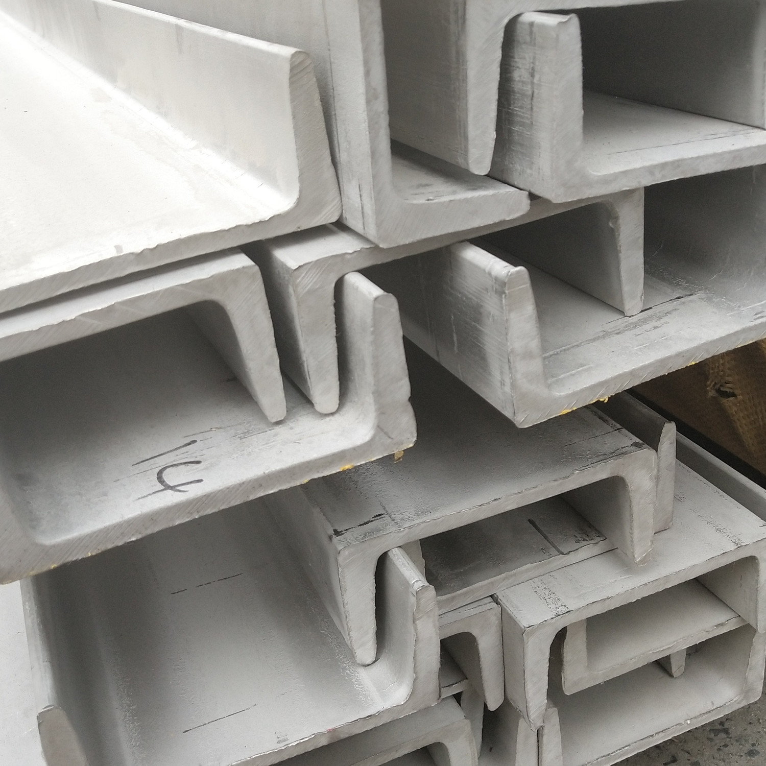 304L Grade Stainless Steel U Saluran Profil SS 10mm X 15mm X 1mm X 2m